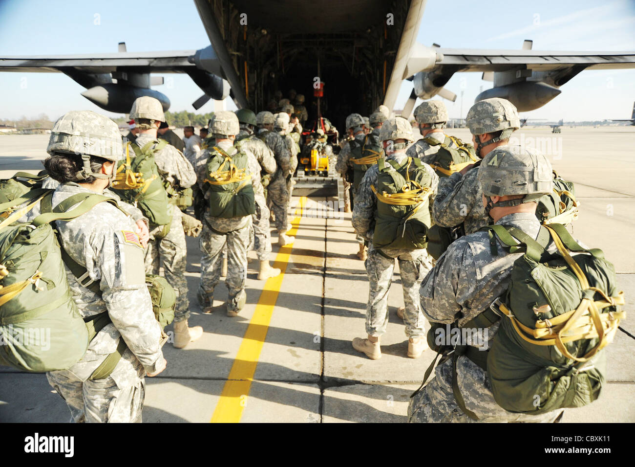 Soldiers load onto a c 130 hercules dec 6 hi-res stock photography and ...