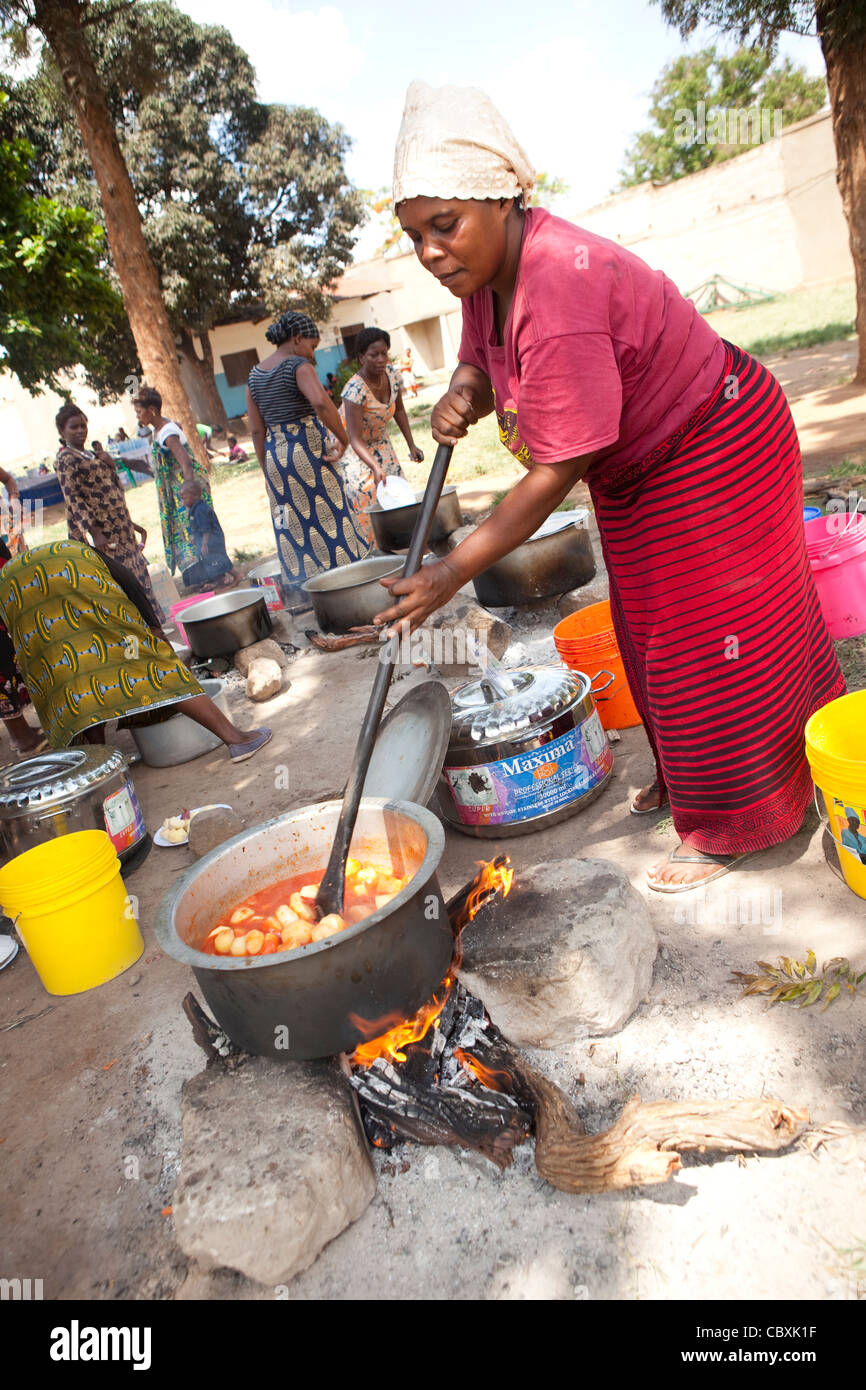 Women provide food africa hi-res stock photography and images - Alamy