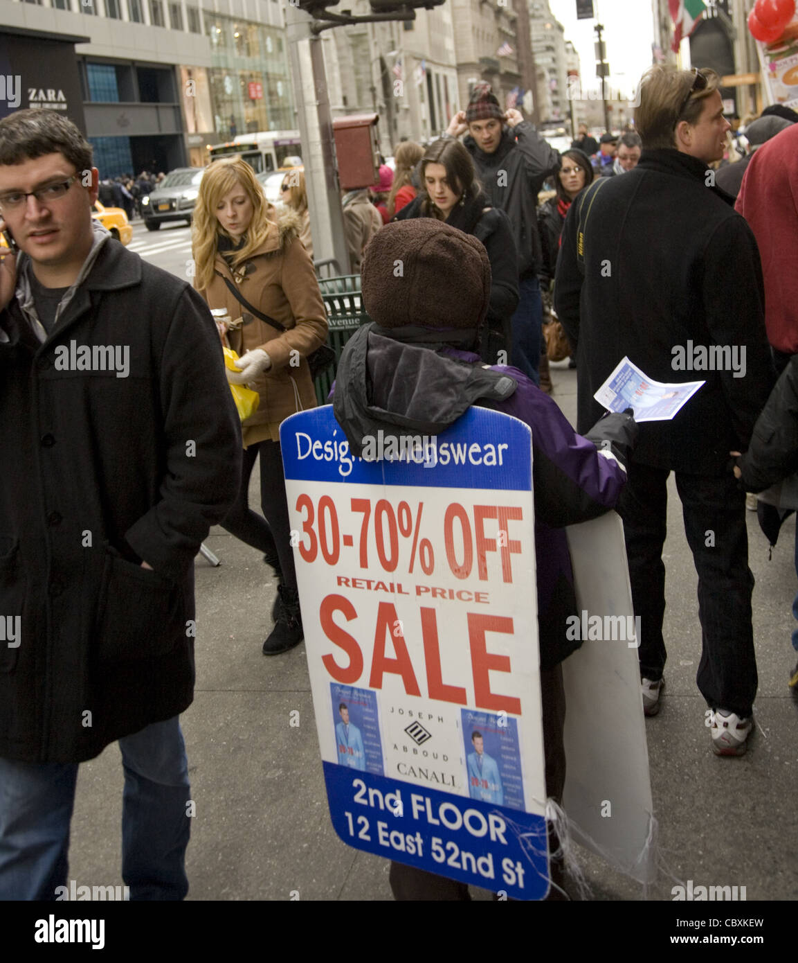 Store sale crowd hi-res stock photography and images - Alamy
