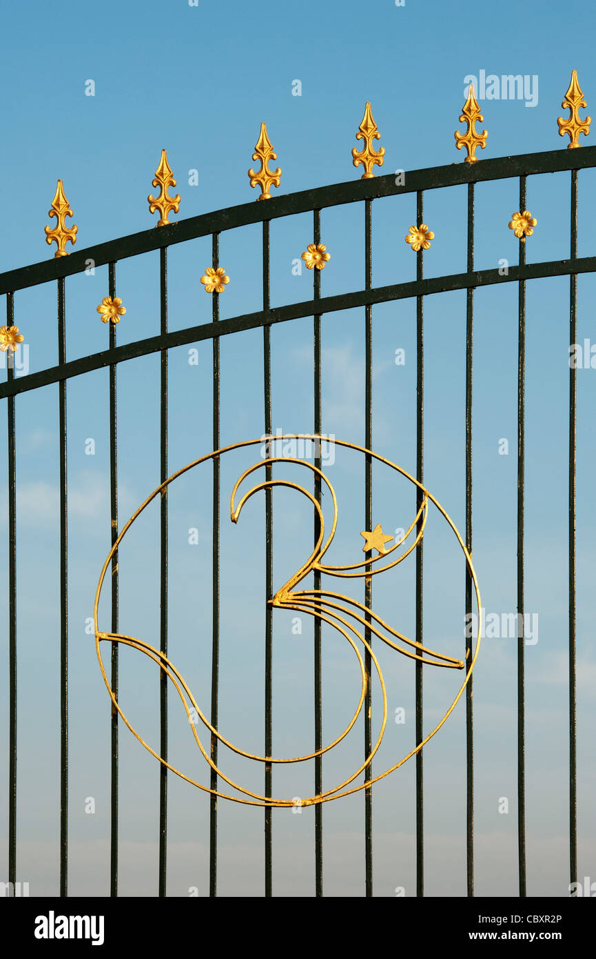 Om aum sign in hi-res stock photography and images - Alamy