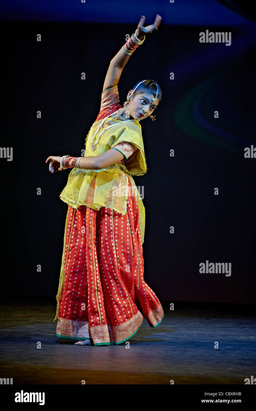 Indian female dancers on dance hi-res stock photography and images - Alamy