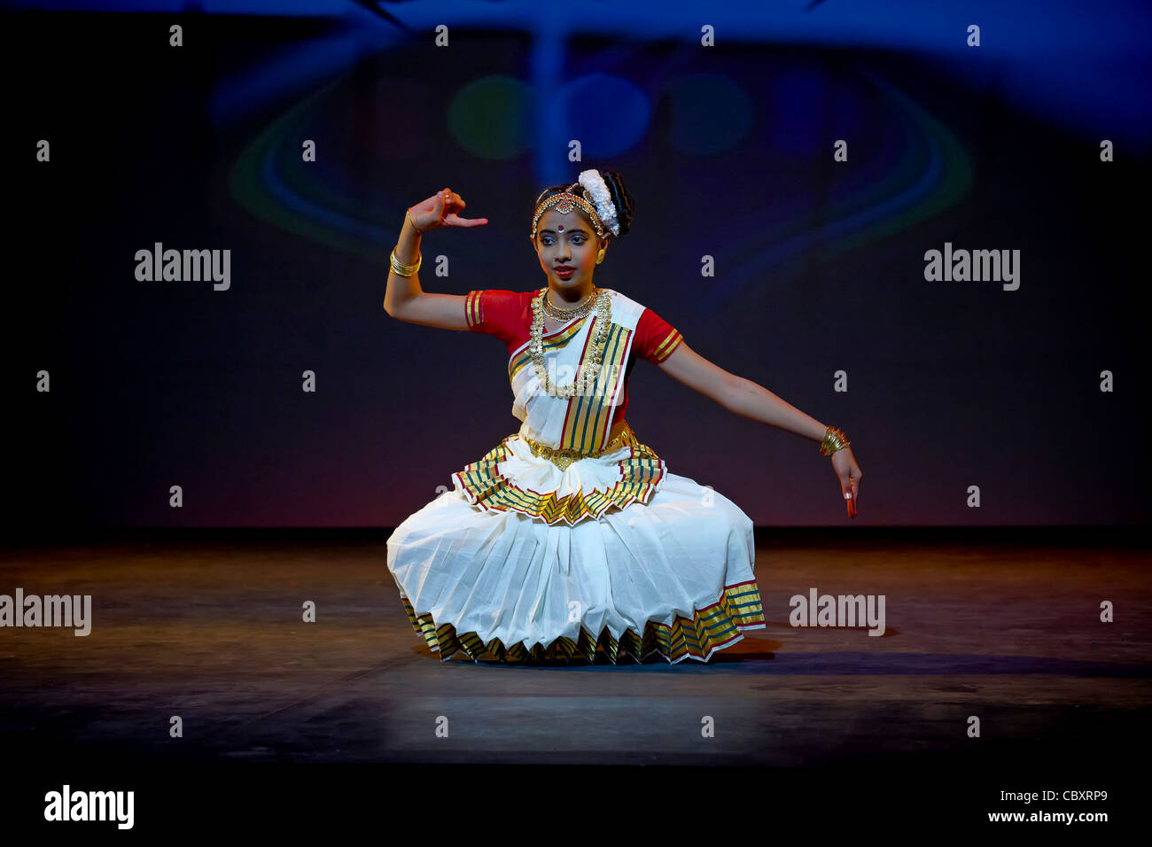 Female dancer performing indian traditional hi-res stock photography ...