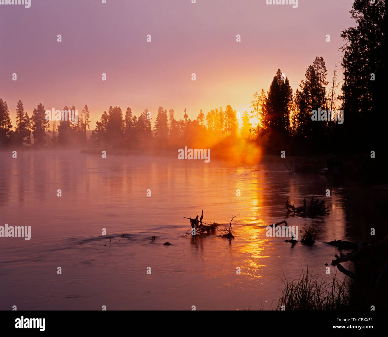 Red sun rising through mountains hi-res stock photography and images ...