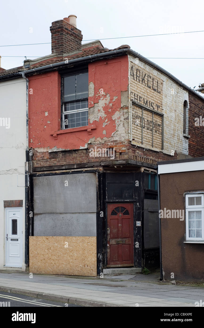 Empty corner shop hi-res stock photography and images - Alamy