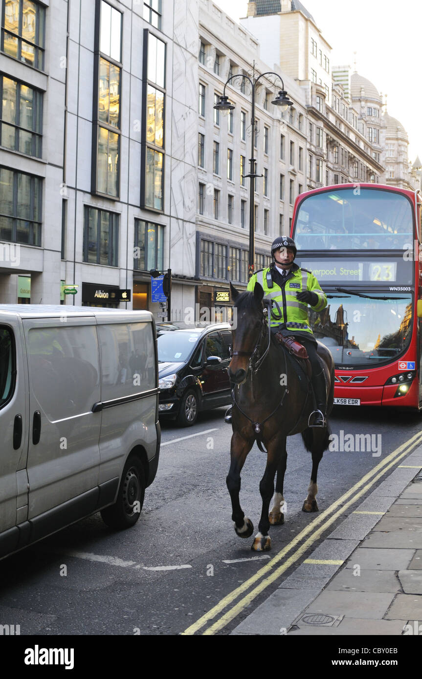 Mounted police london hi-res stock photography and images - Alamy