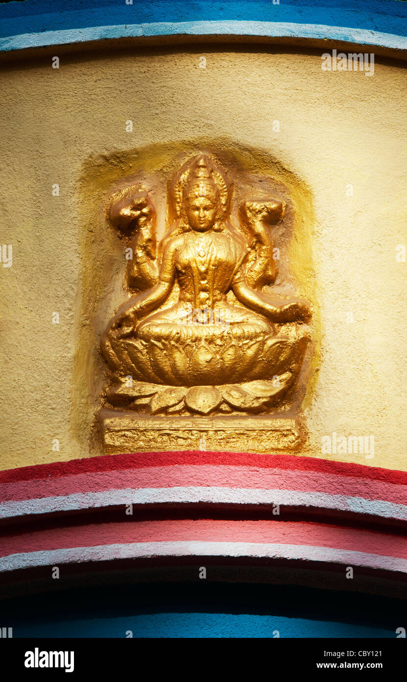Gold statue india hi-res stock photography and images - Alamy