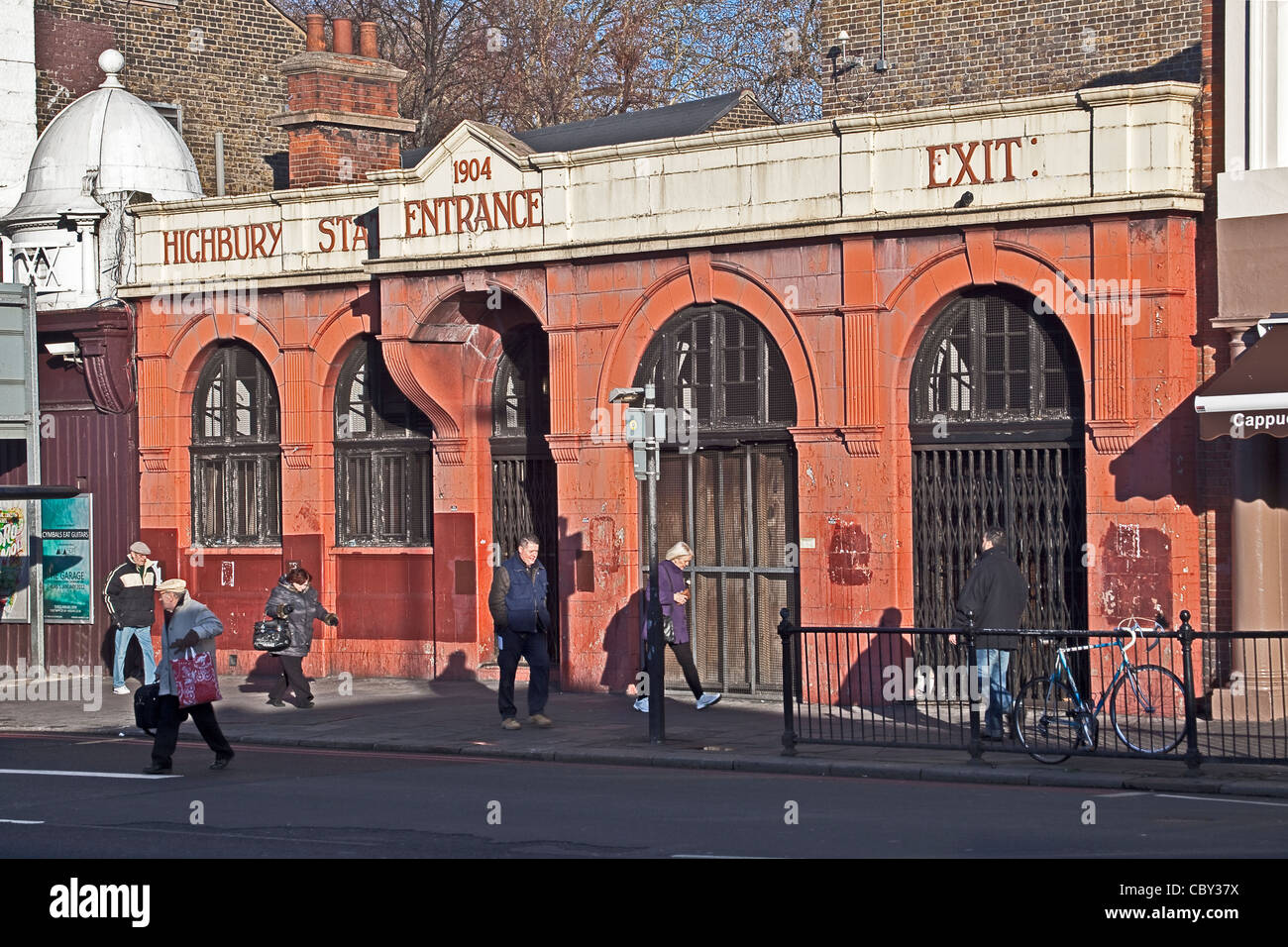 Highbury and islington station hi-res stock photography and images - Alamy