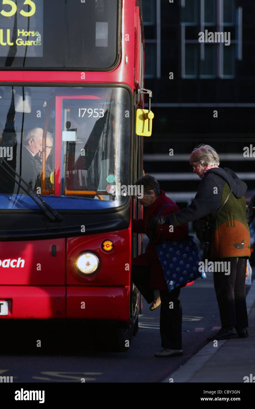 Mature women london bus hi-res stock photography and images - Alamy
