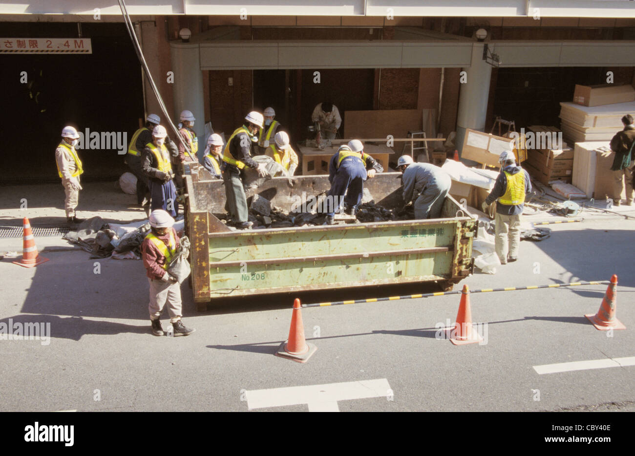 Tokyo workers construction site hi-res stock photography and images - Alamy