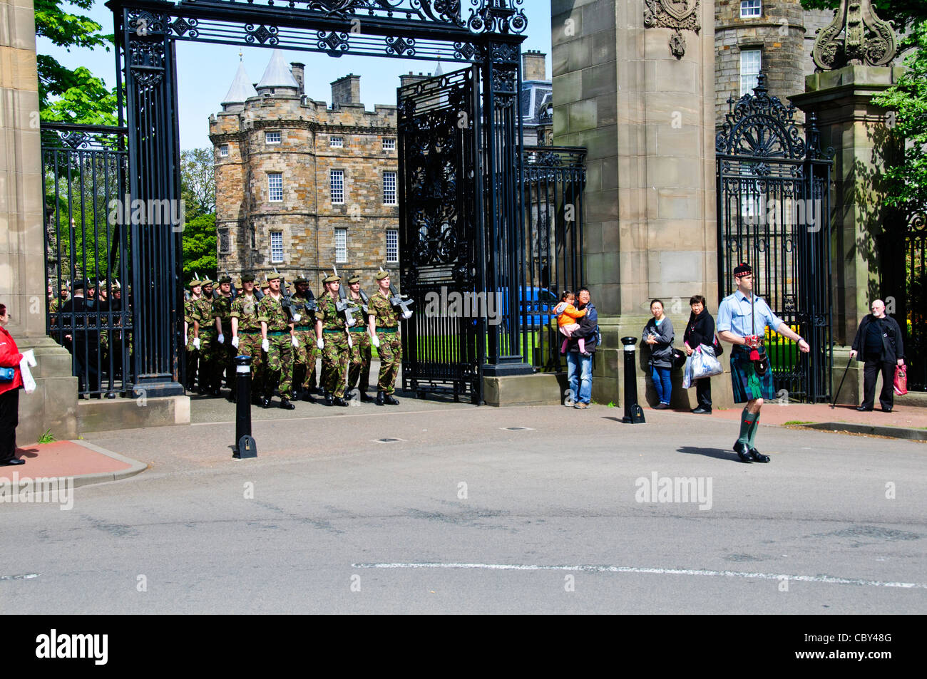 Queens edinburgh rifles hi-res stock photography and images - Alamy