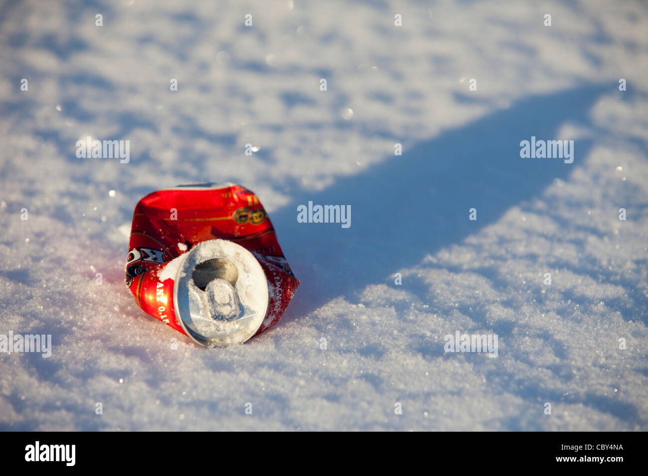 One red crushed beer can hi-res stock photography and images - Alamy