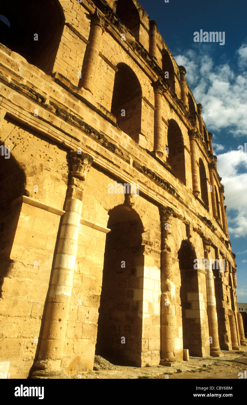 El Djem, Tunisia. The Roman colosseum dwarfs the modern-day town Stock ...