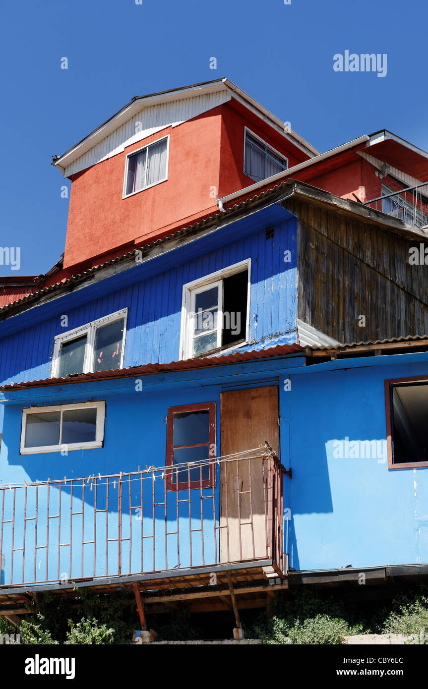 Poor quality housing in Valparaiso, Chile Stock Photo - Alamy