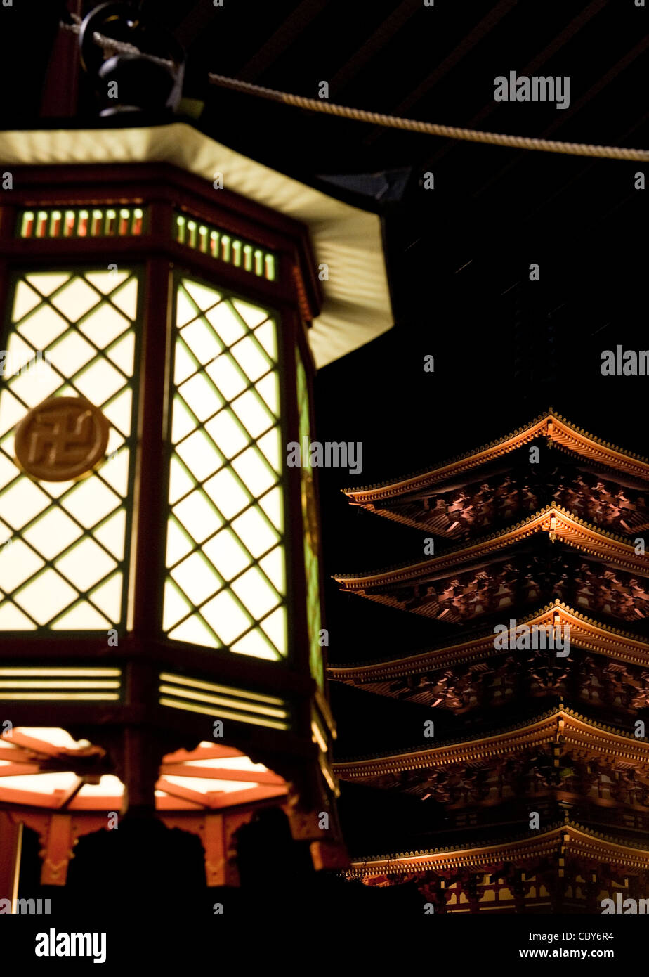 Japanese temple lantern lit night hi-res stock photography and images ...