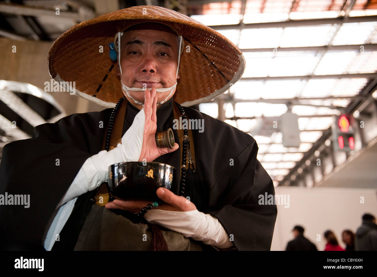 Japanese monk praying in the city of Tokyo, Japan Stock Photo - Alamy
