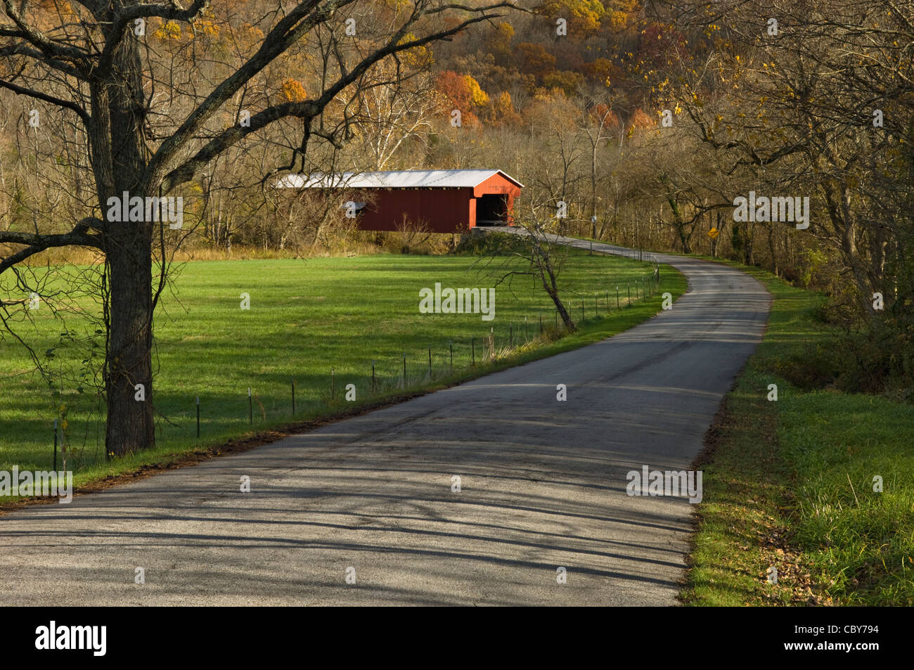 Rural country road with bridge hi-res stock photography and images - Alamy