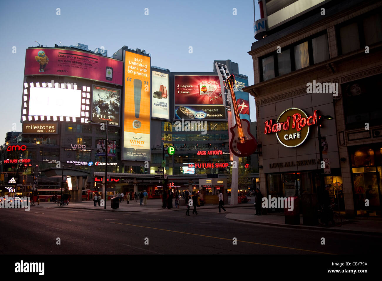 Dundas square toront hi-res stock photography and images - Alamy