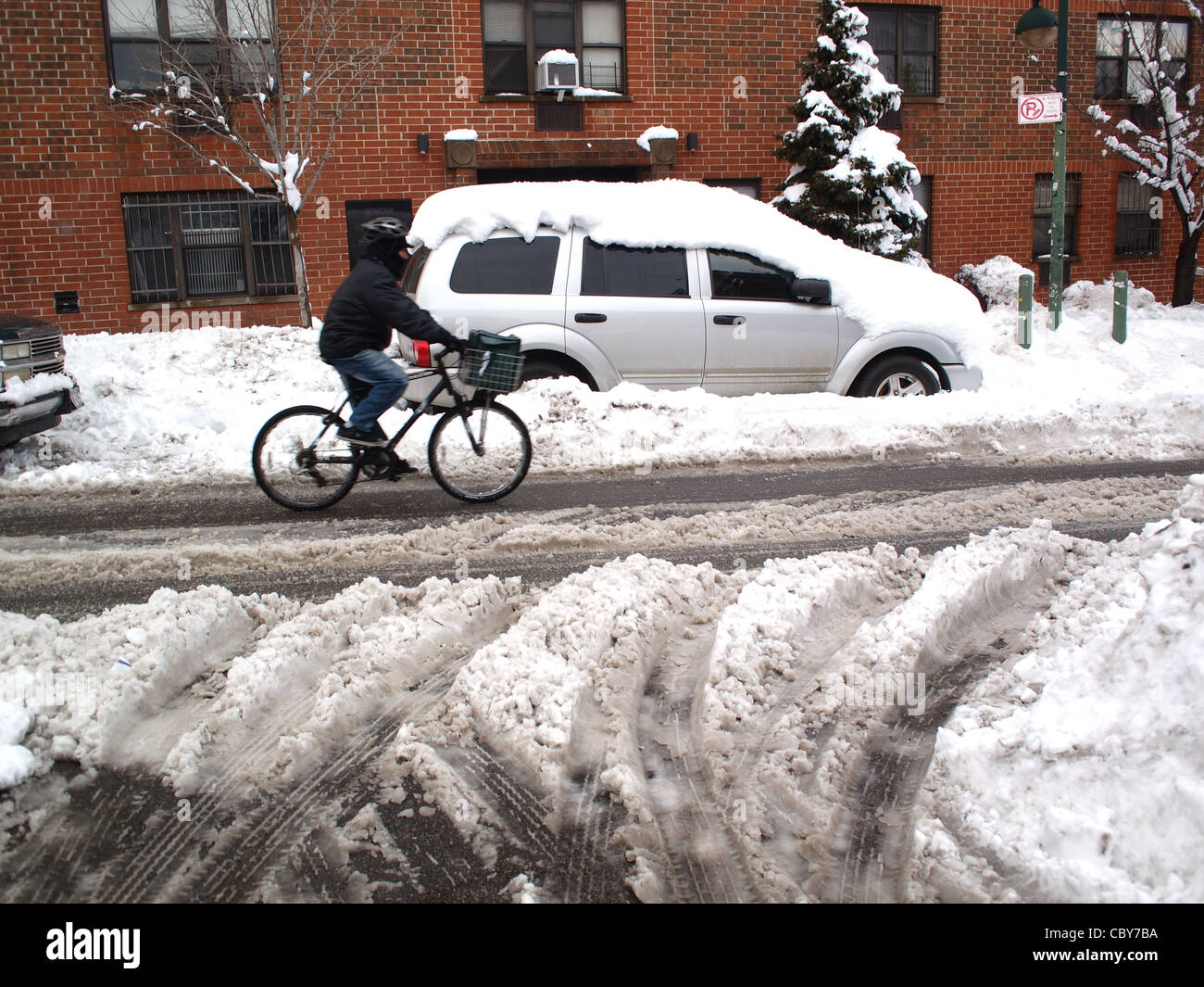 Delivery man riding bicycle in snow, Brooklyn, New York Stock Photo - Alamy