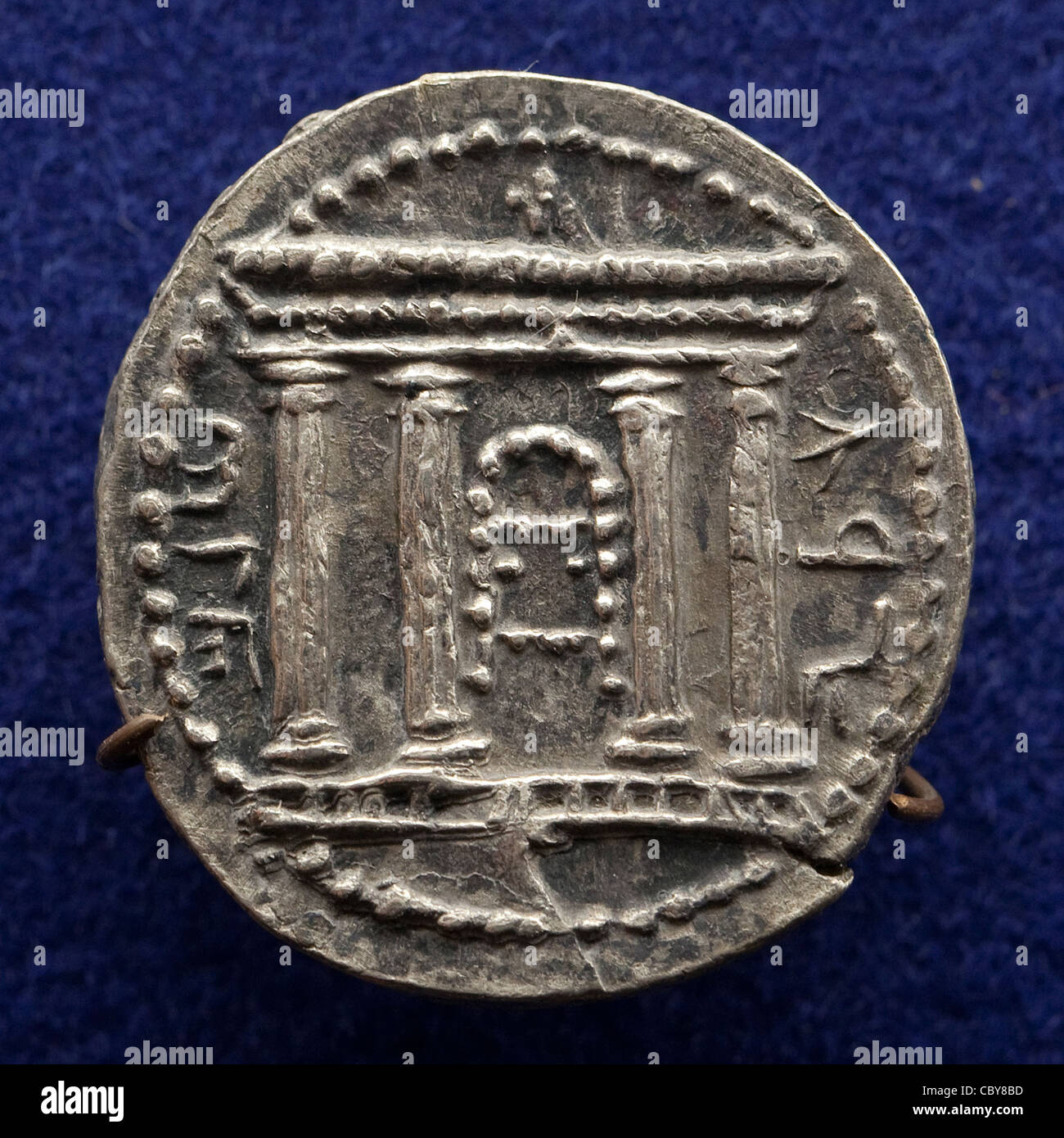 Ancient coin depicting the Jewish Temple in Jerusalem from Bar Kokhba ...