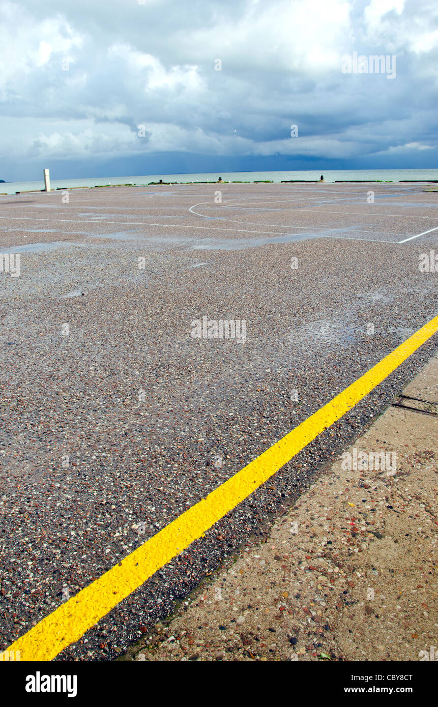 yellow line in the sea wharf after rain Stock Photo - Alamy
