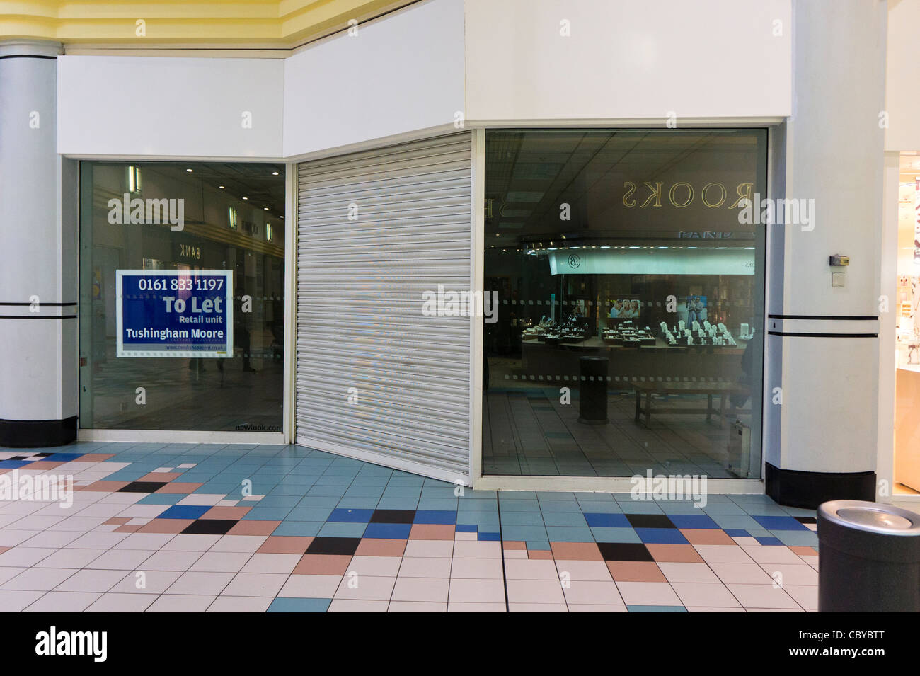 Closed retail units hi-res stock photography and images - Alamy