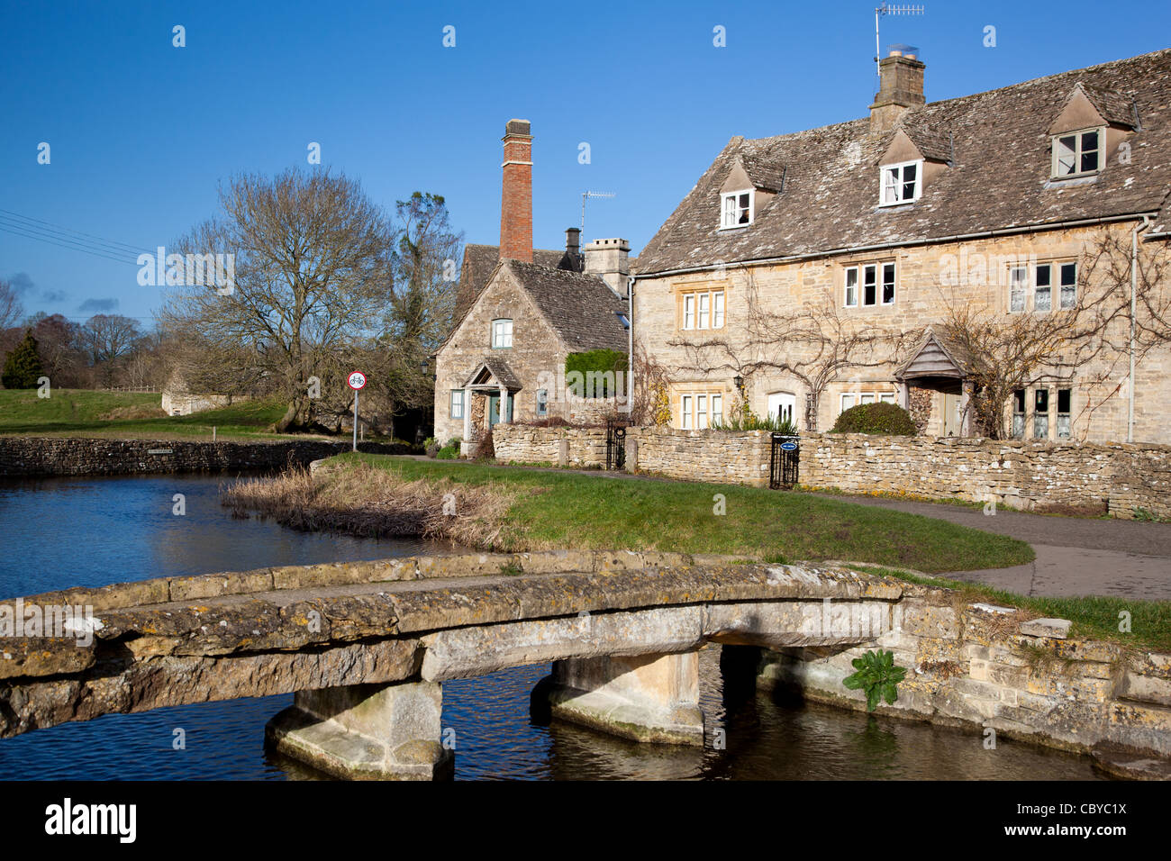 Old cotswolds house winter hi-res stock photography and images - Alamy