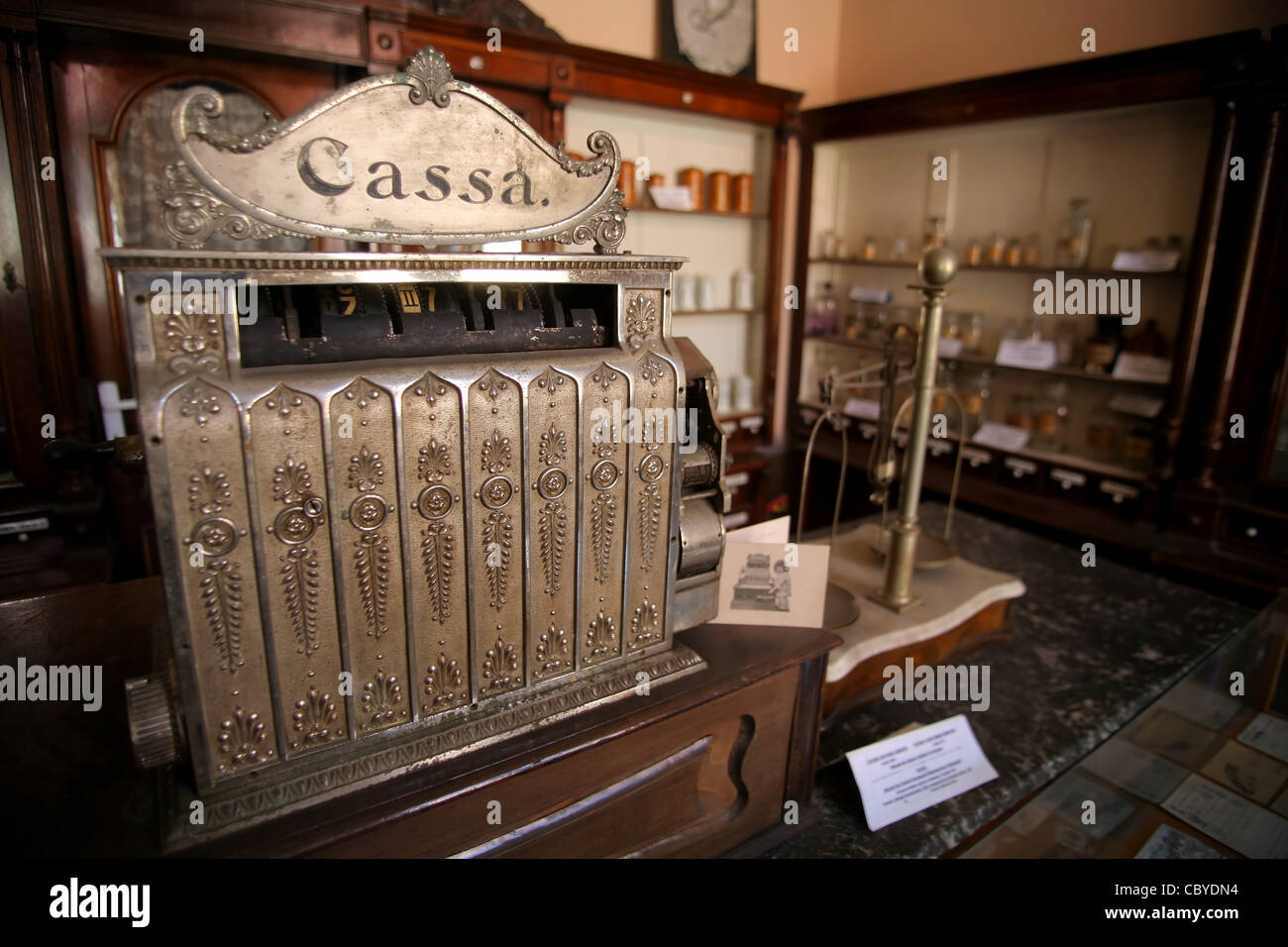 Vintage cash register in an old shop Stock Photo - Alamy
