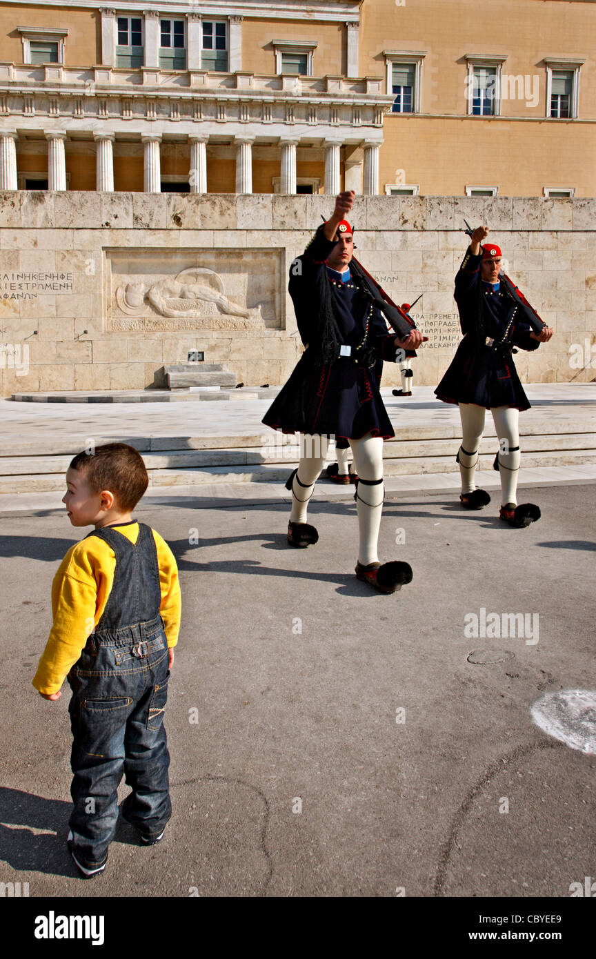 Changing of the presidential guard ("Evzones" or "Evzoni") in front of ...