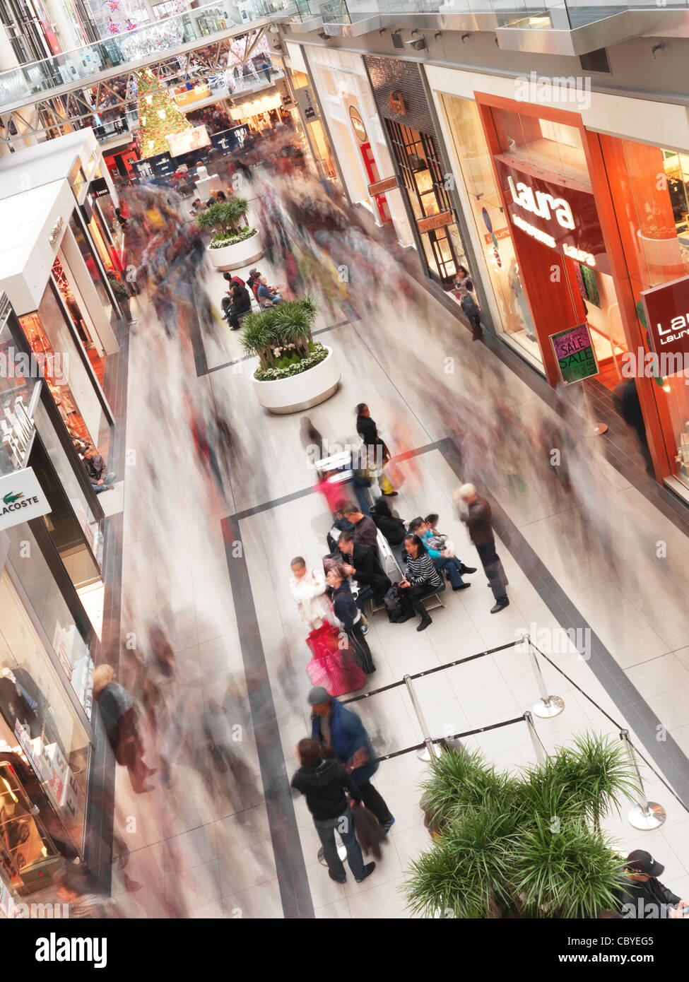 Crowded store interior blur hi-res stock photography and images - Alamy