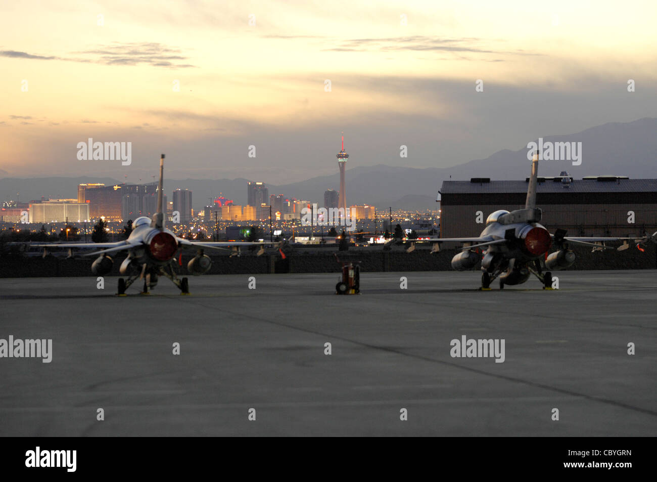 Two f 16s hi-res stock photography and images - Alamy