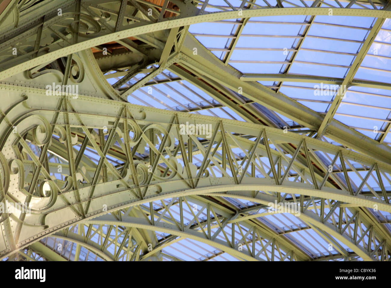 Iron and glass framework in the Grand Palais Stock Photo - Alamy