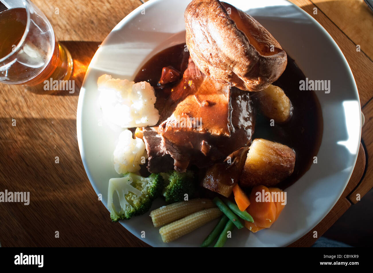 Sunday lunch pub hi-res stock photography and images - Alamy