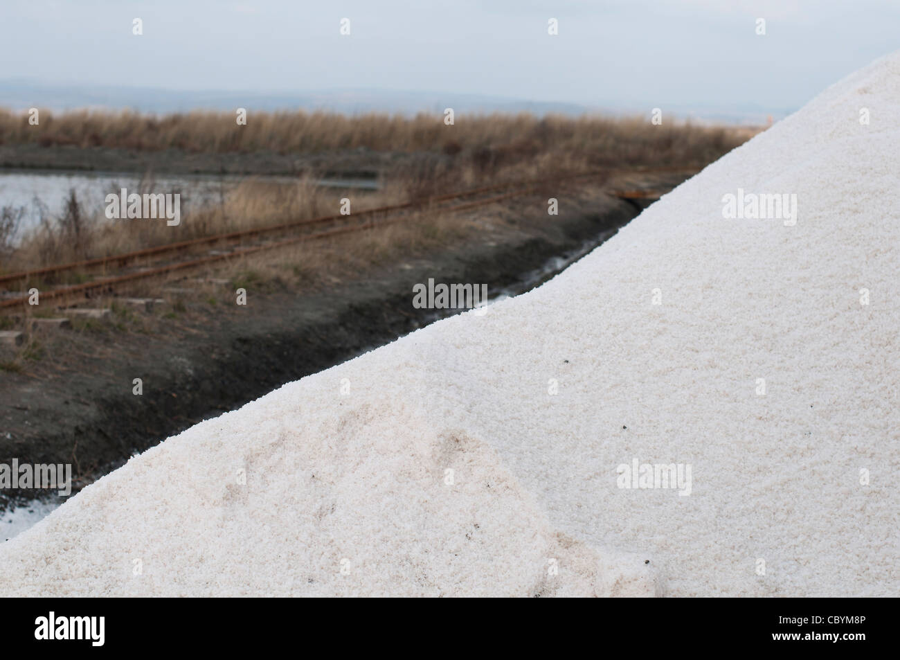 Pile white salt and seawater on background Stock Photo - Alamy