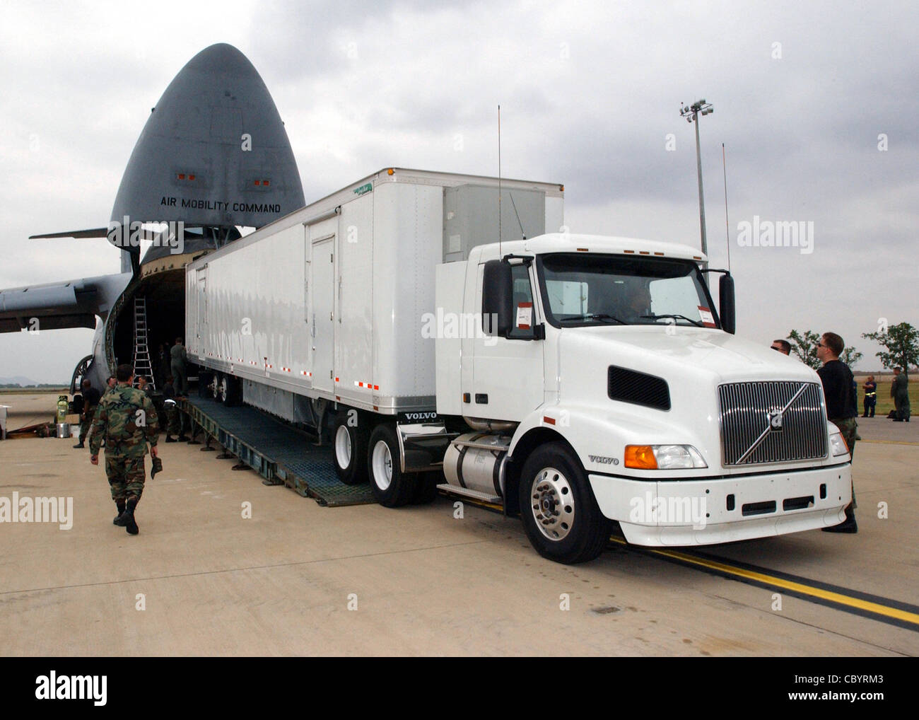 Cargo plane loading hi-res stock photography and images - Alamy