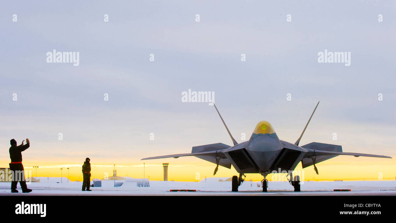 F 22 maintenance training hi-res stock photography and images - Alamy