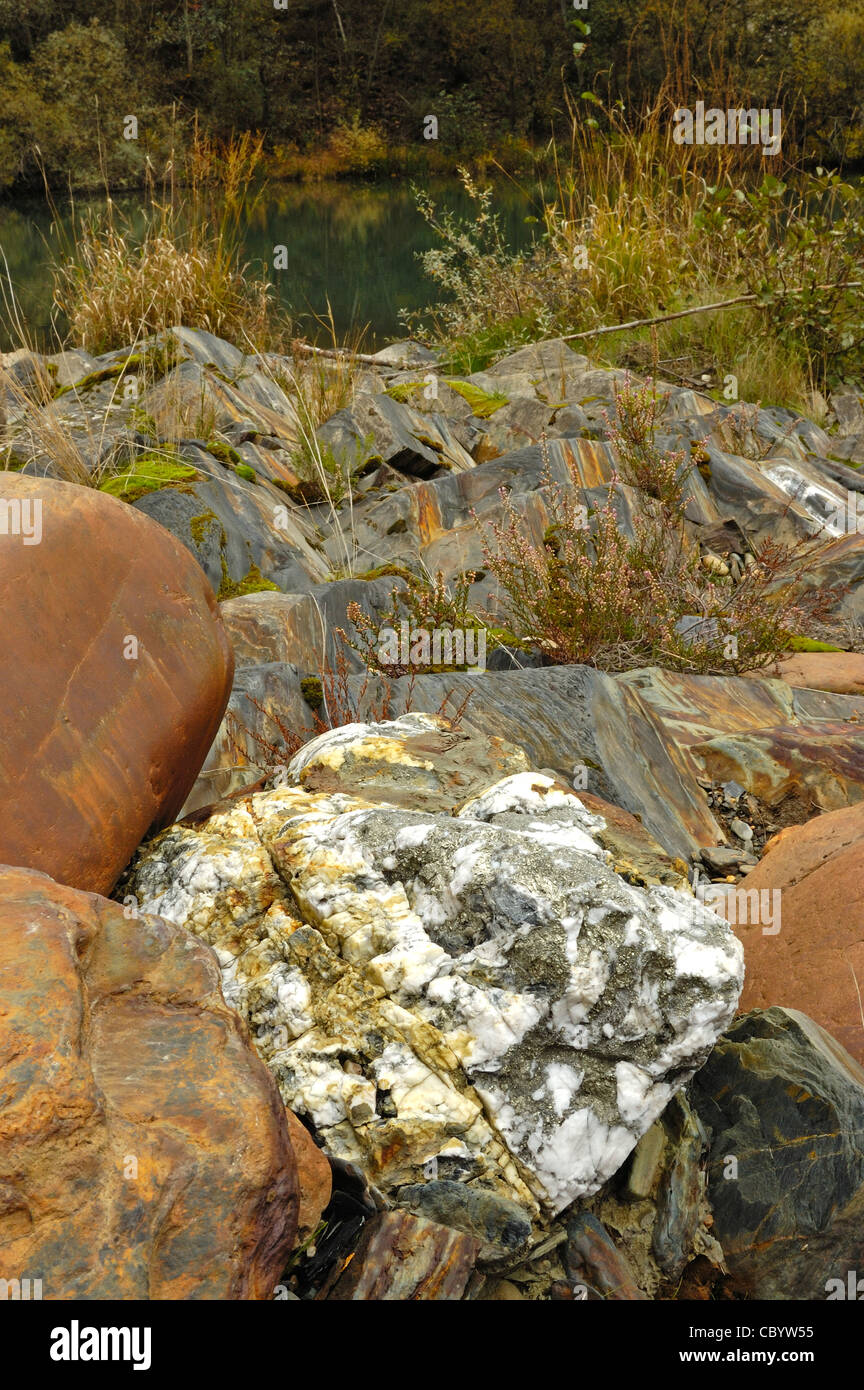 Mineral seams in stone Stock Photo - Alamy