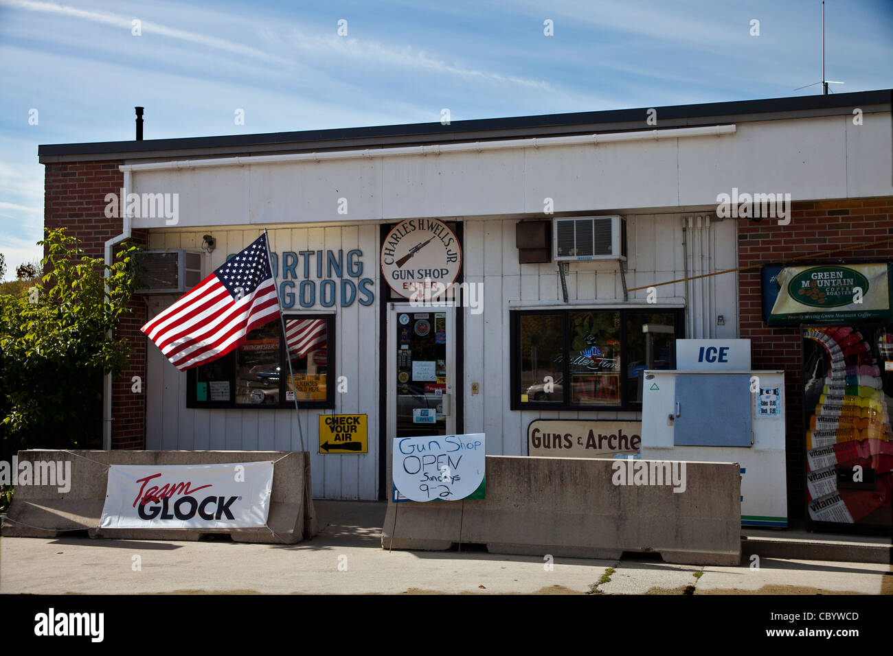 Gun store hi-res stock photography and images - Alamy