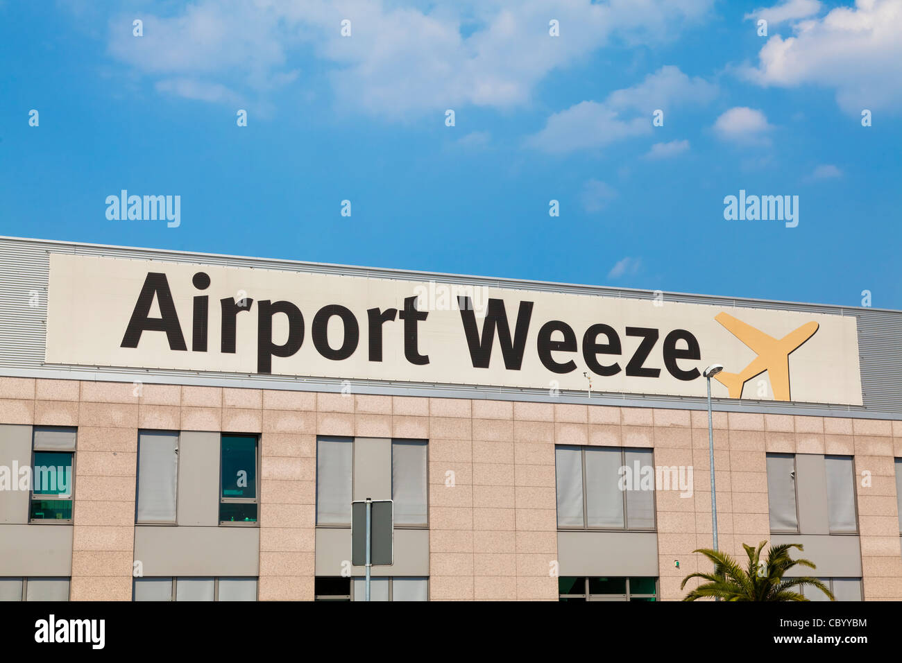 Dusseldorf airport terminal hi-res stock photography and images - Alamy
