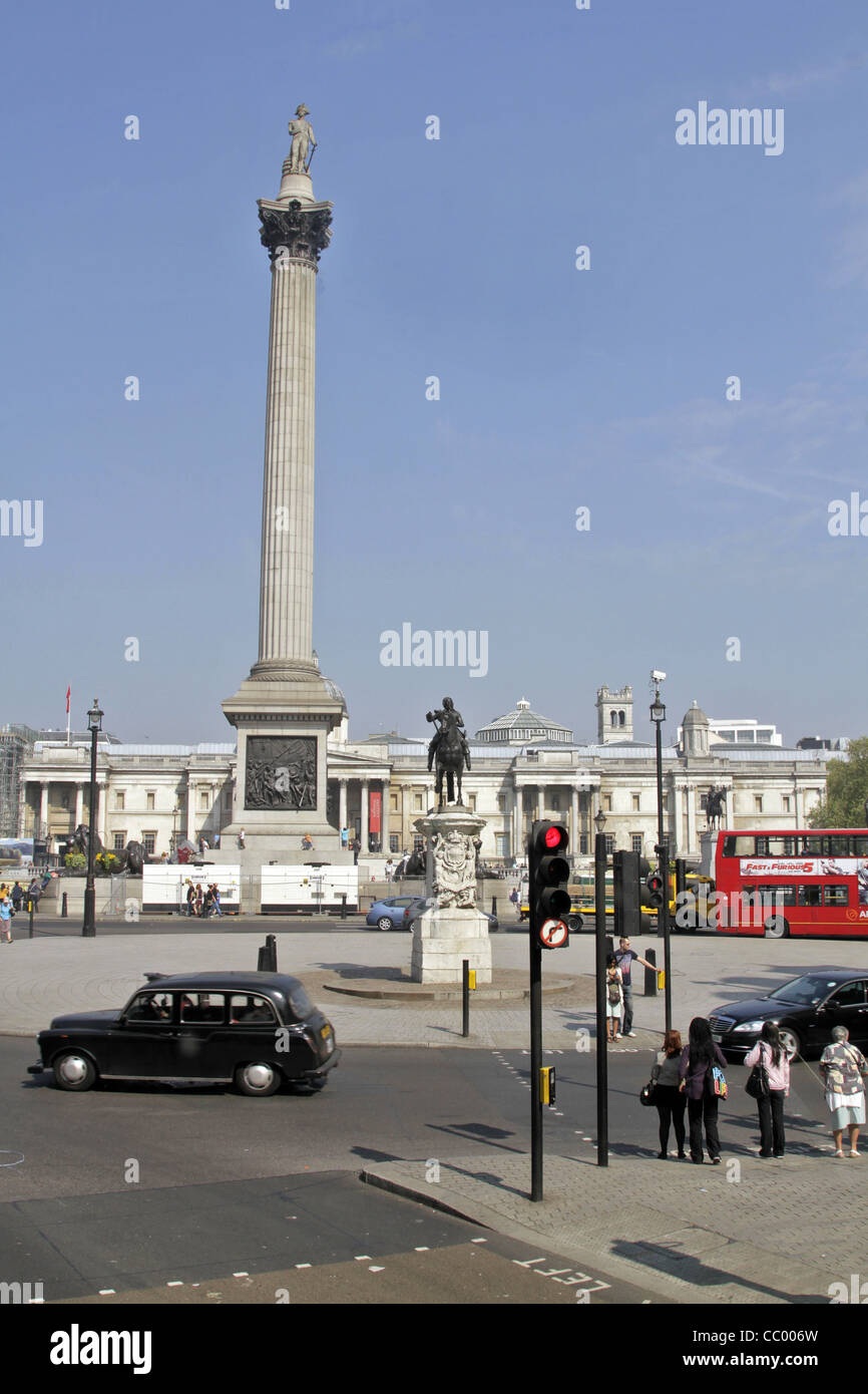 STREET SCENE NEAR THE NELSON COLUMN, TRAFALGAR SQUARE, LONDON, ENGLAND ...