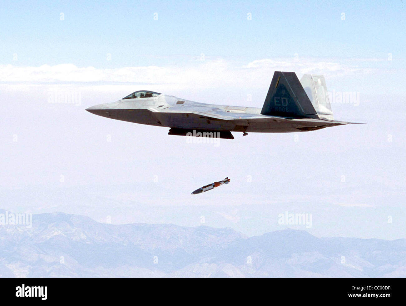 F 22 raptor bomb hi-res stock photography and images - Alamy