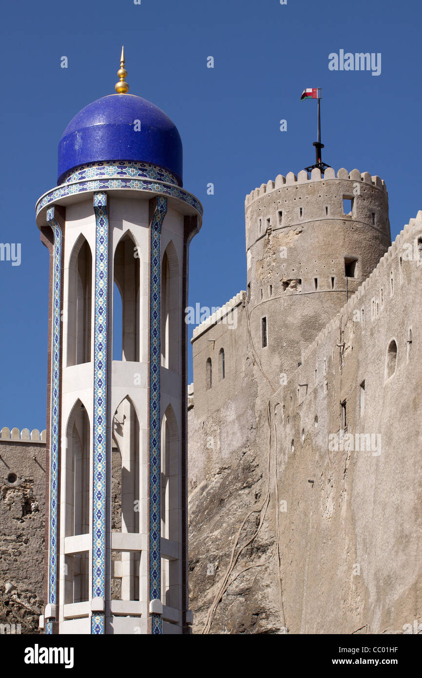 THE MINARET OF THE AL KHAWR MOSQUE IN FRONT OF THE AL MIRANI FORT IN ...