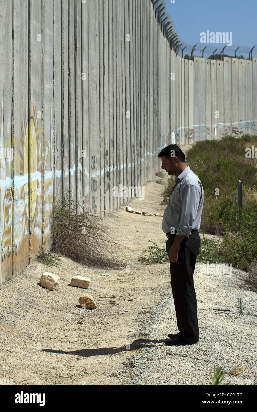 Israeli wall fencing hi-res stock photography and images - Alamy