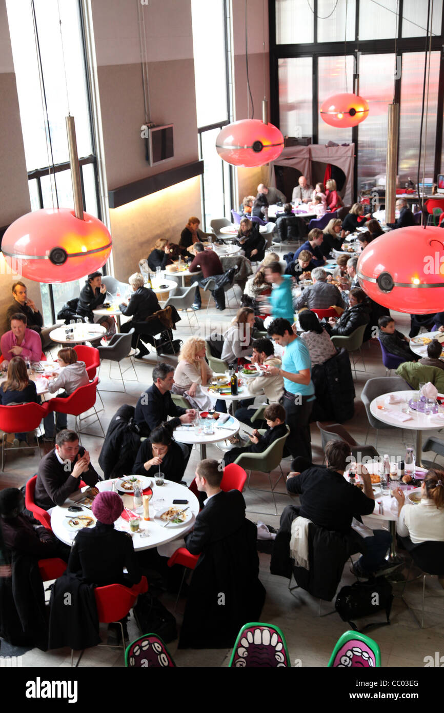 Crowded restaurant hi-res stock photography and images - Alamy