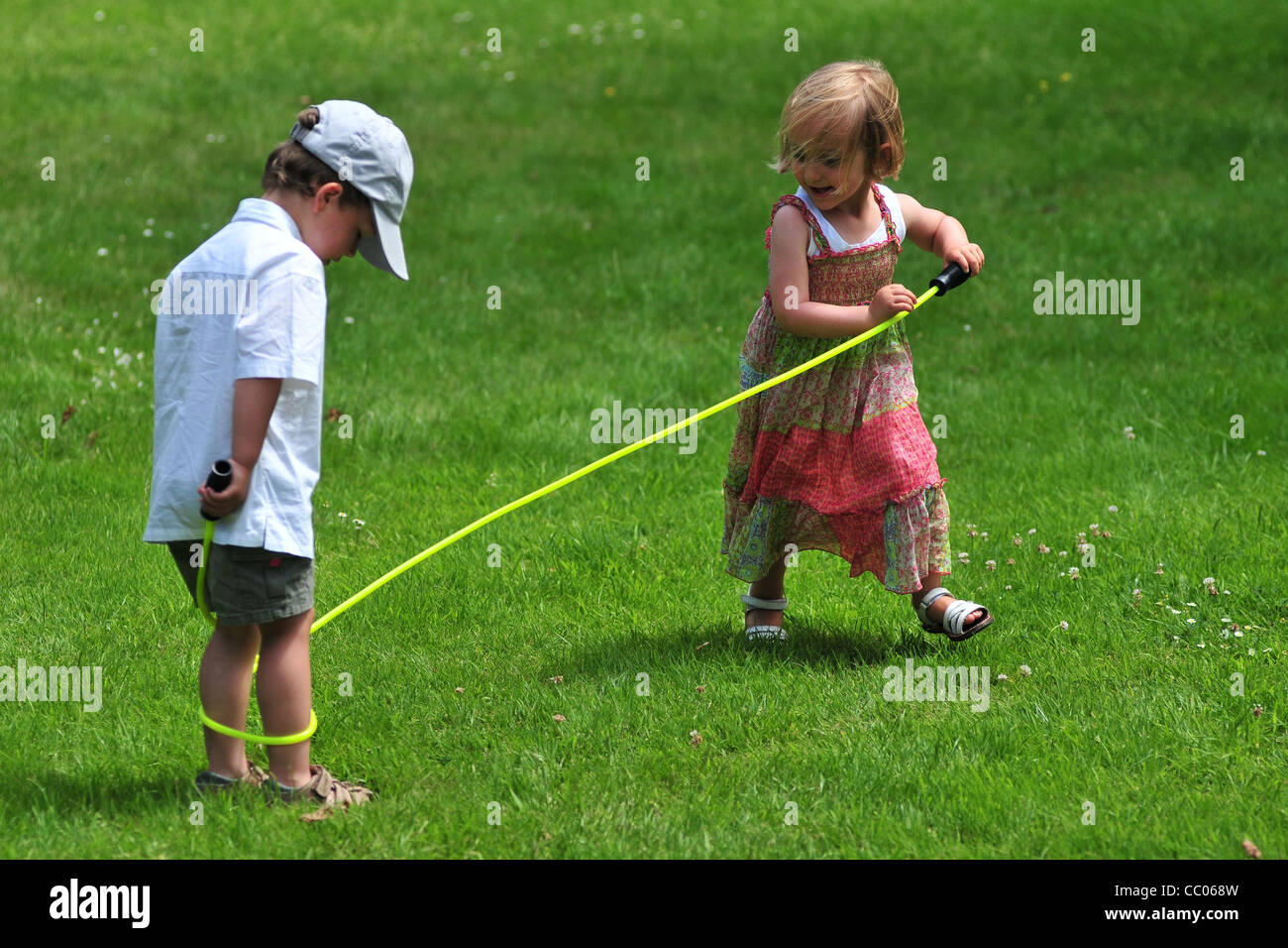 CHILDREN PLAYING WITH A JUMP ROPE Stock Photo - Alamy