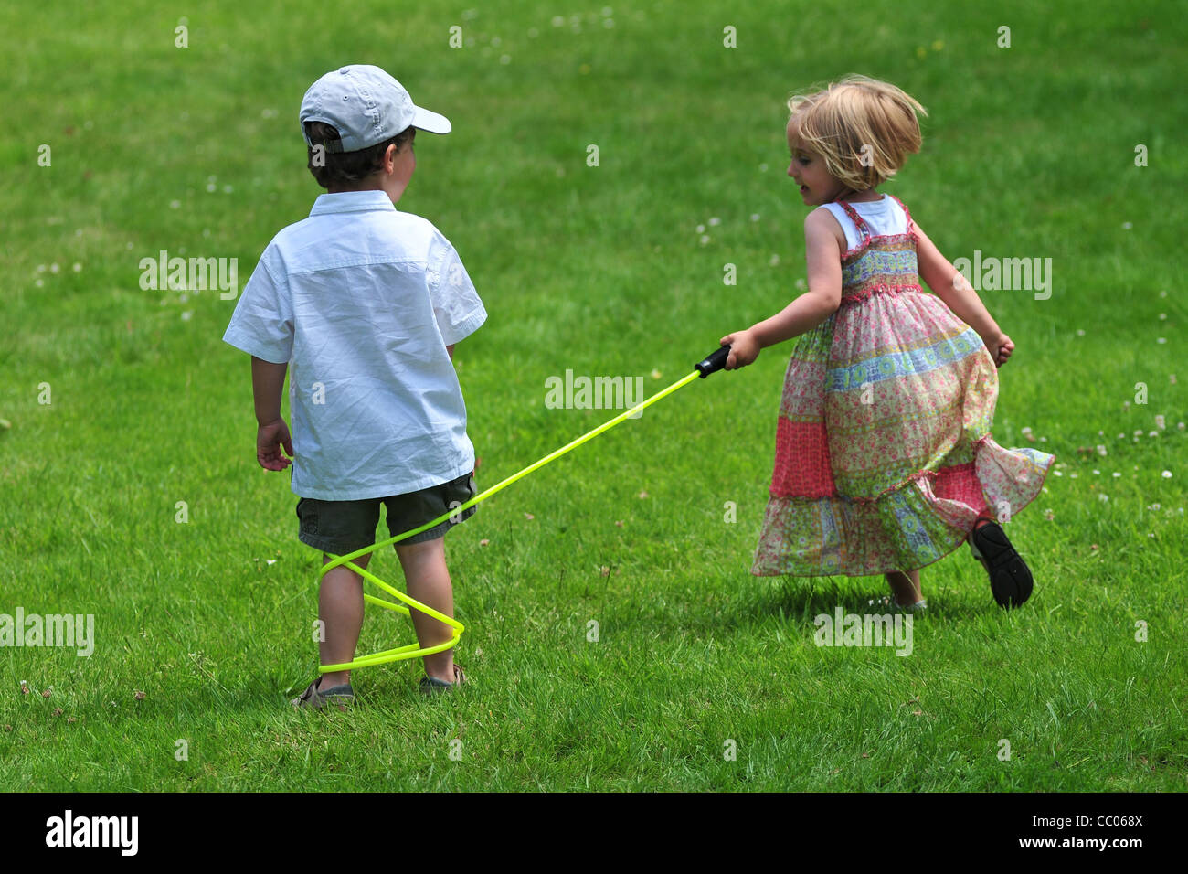 CHILDREN PLAYING WITH A JUMP ROPE Stock Photo - Alamy