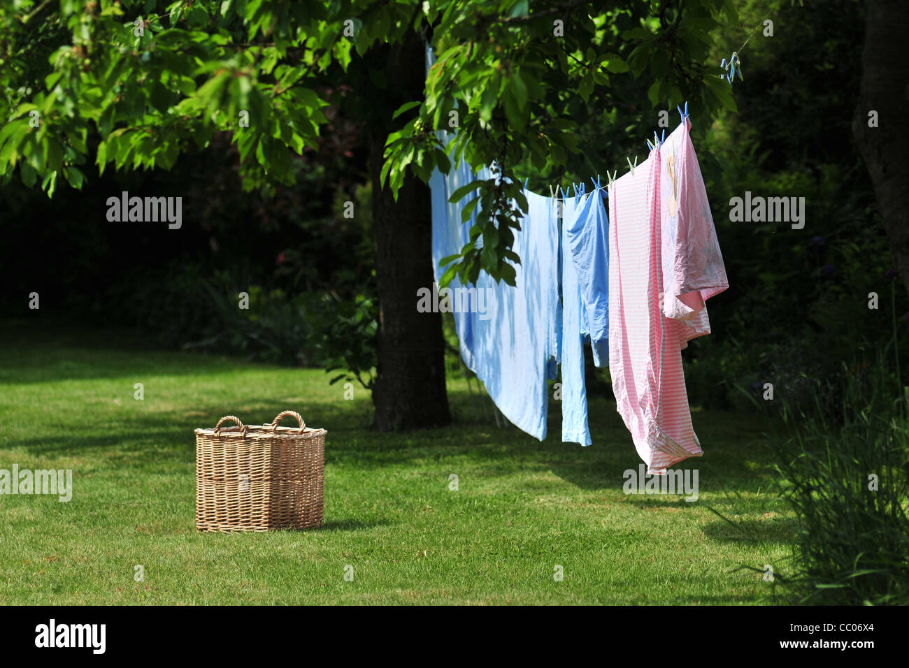LAUNDRY HANGING OUT TO DRY IN THE GARDEN Stock Photo - Alamy