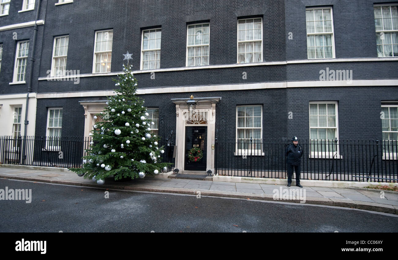 Christmas decorations ten downing street hi-res stock photography and ...