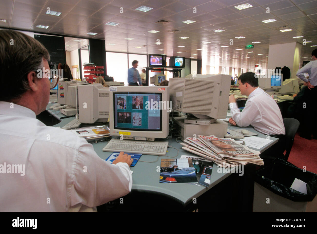 Daily mirror newspaper hi-res stock photography and images - Alamy