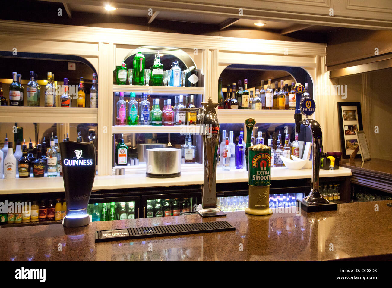 Empty bar counter hi-res stock photography and images - Alamy