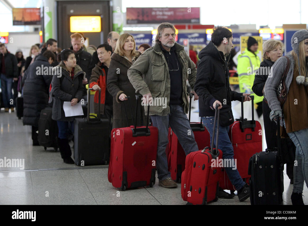 Airport queue hi-res stock photography and images - Alamy